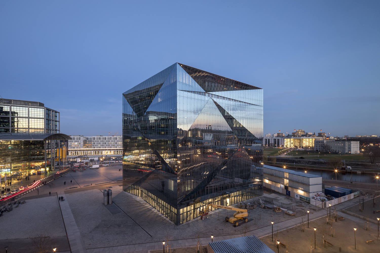Cube Berlin, il cubo di specchi che affascina Berlino