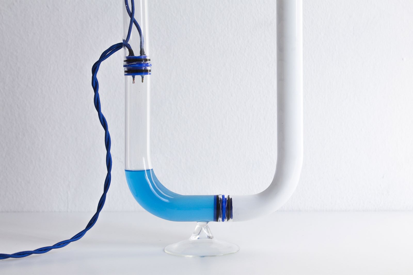 Circuiti Liquidi, the rotating lamp combines liquid and electricity