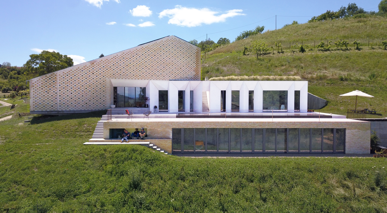 Amilu Farmhouse, a contemporary rural villa in Turin