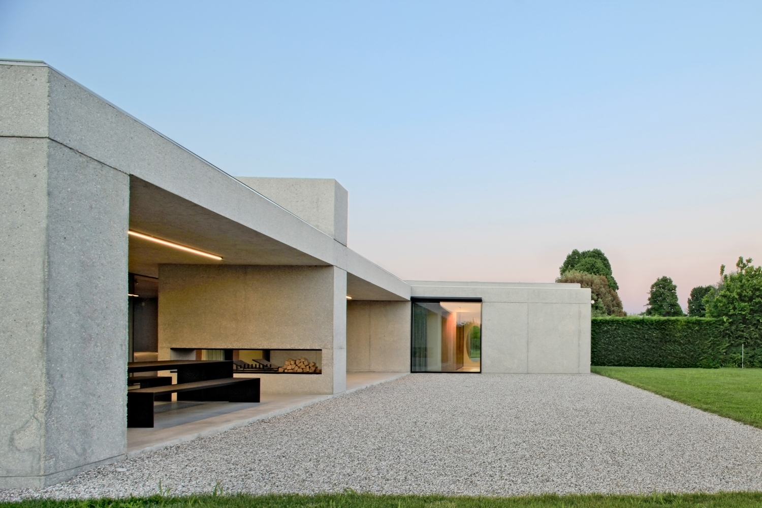 Green minimalism: Mide Architetti’s villa surrounded by greenery