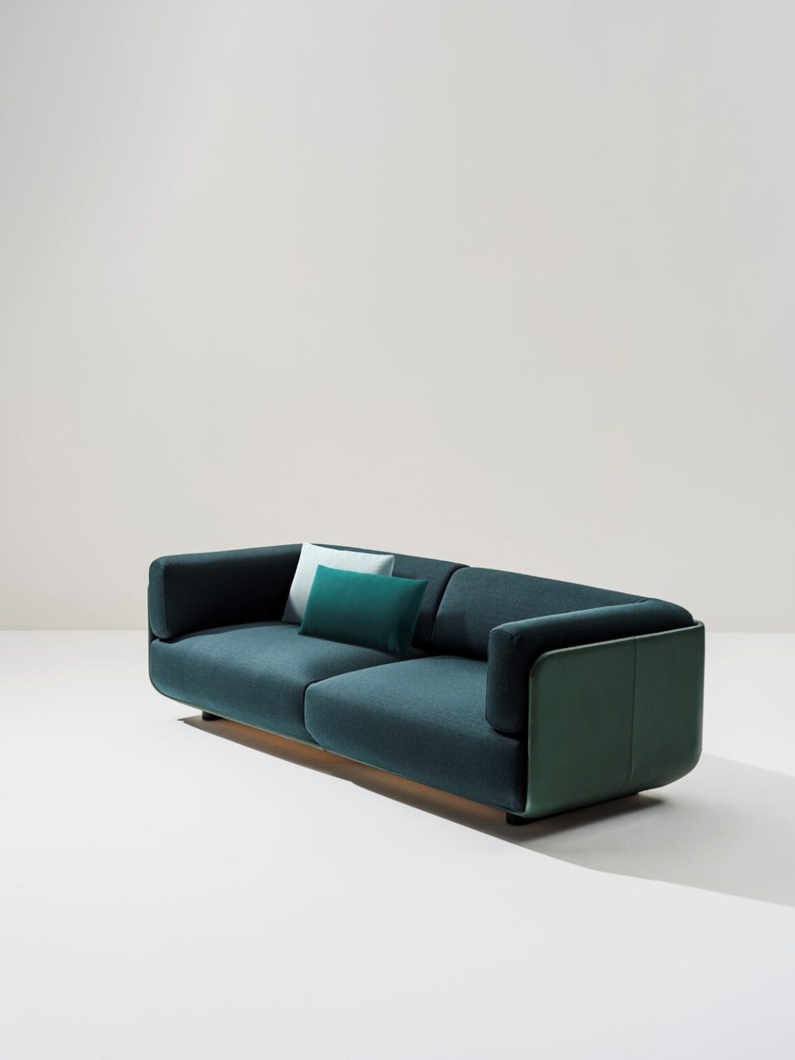 Shaal, modularity and welcoming shape for Arper’s new sofa