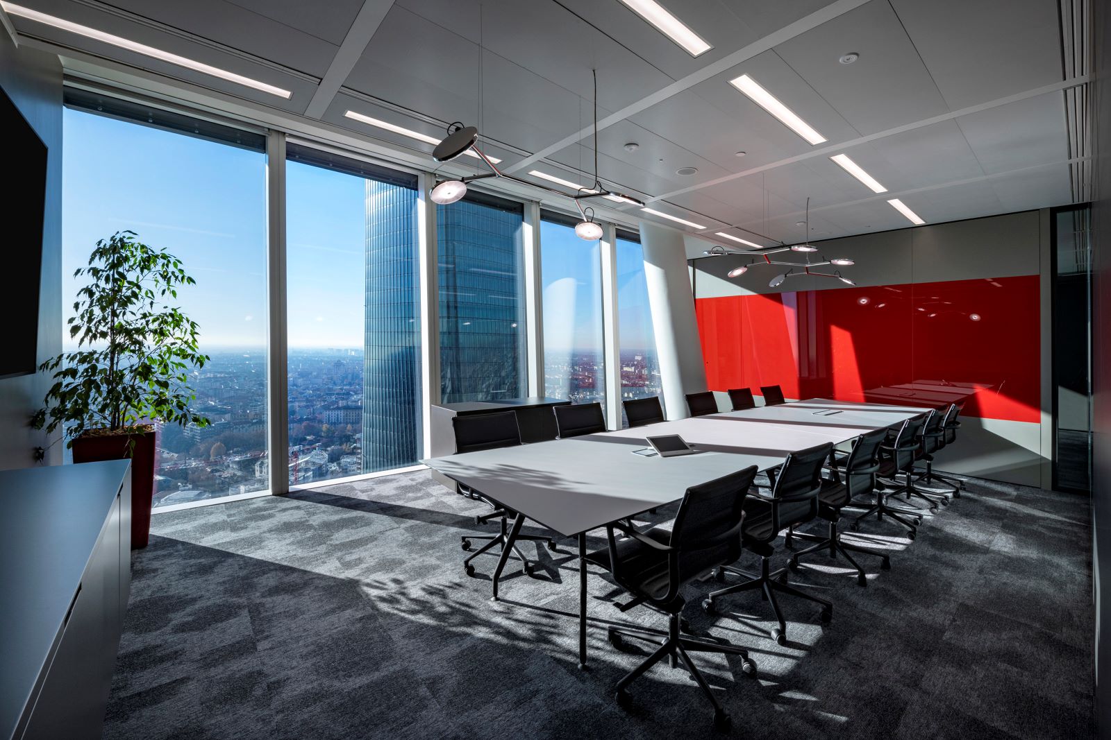 Come sono gli interni della torre Pwc a Milano